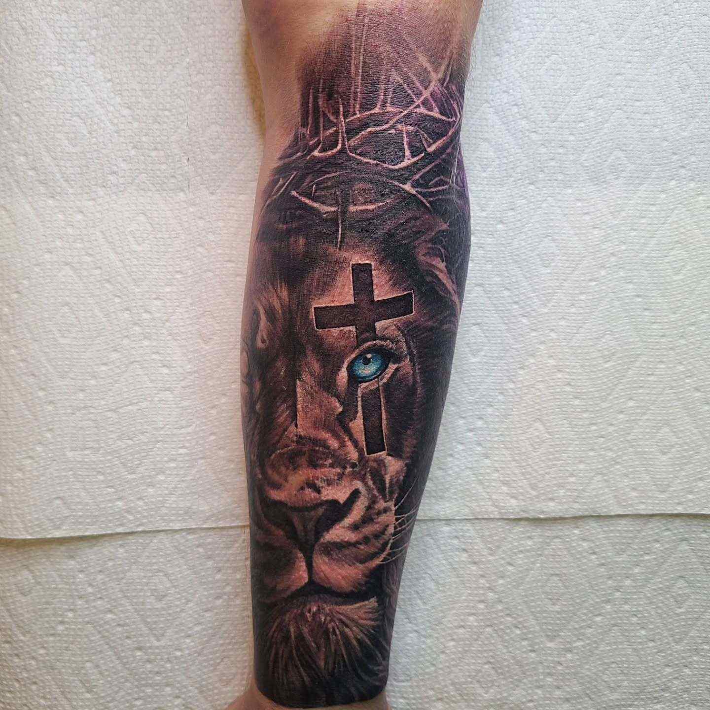 17 Cross & Lion Tattoo Ideas that Blends Faith and Power - Tattoo Imprints